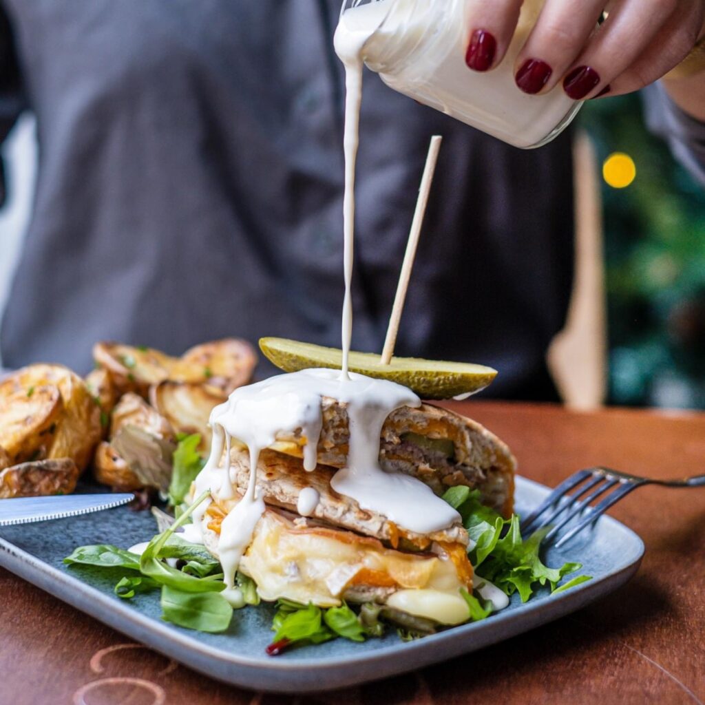 Un restaurant bordelais vous propose de déguster une véritable raclette ...