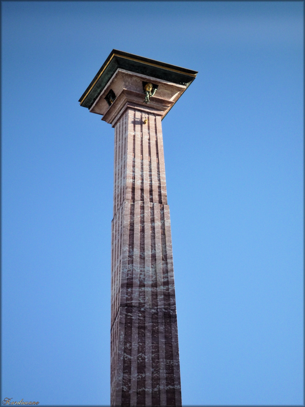 L'histoire de la colonne rose de la place de la Victoire