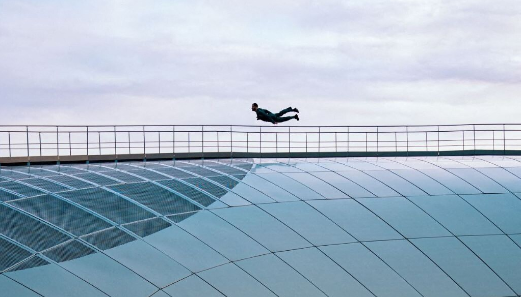 Un homme volant au dessus de la Cité du Vin