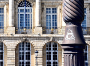 Le logo de Bordeaux : un passeport historique sur fond d'emblème
