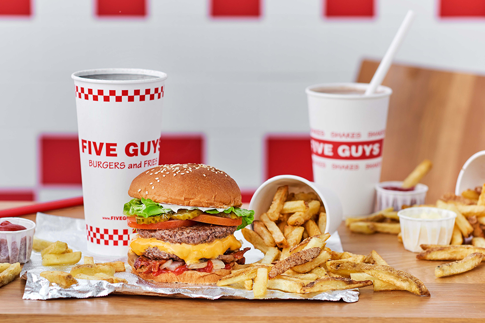 Avis aux amateurs de burgers : Five Guys arrive à Bordeaux