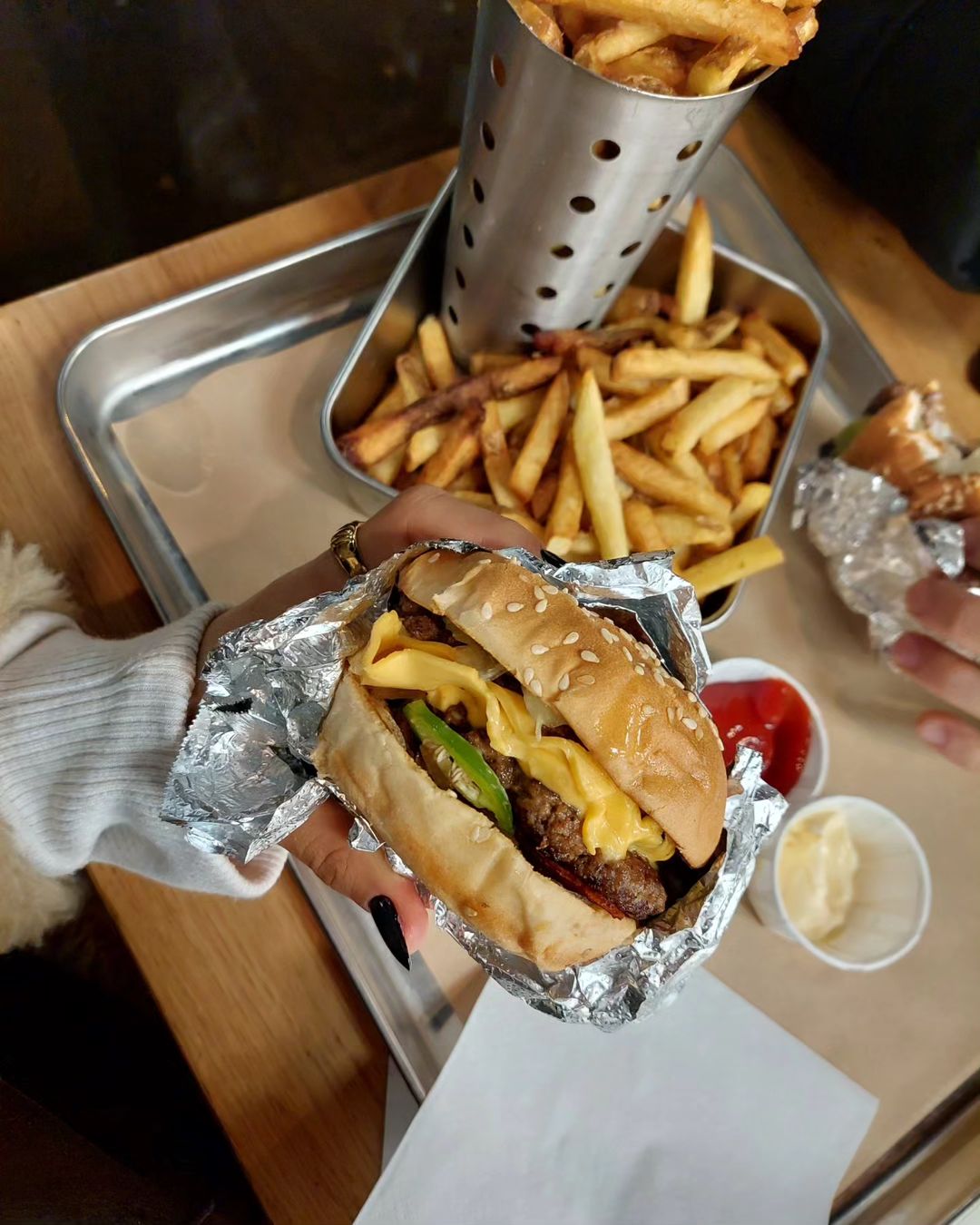 Avis aux amateurs de burgers : Five Guys arrive à Bordeaux