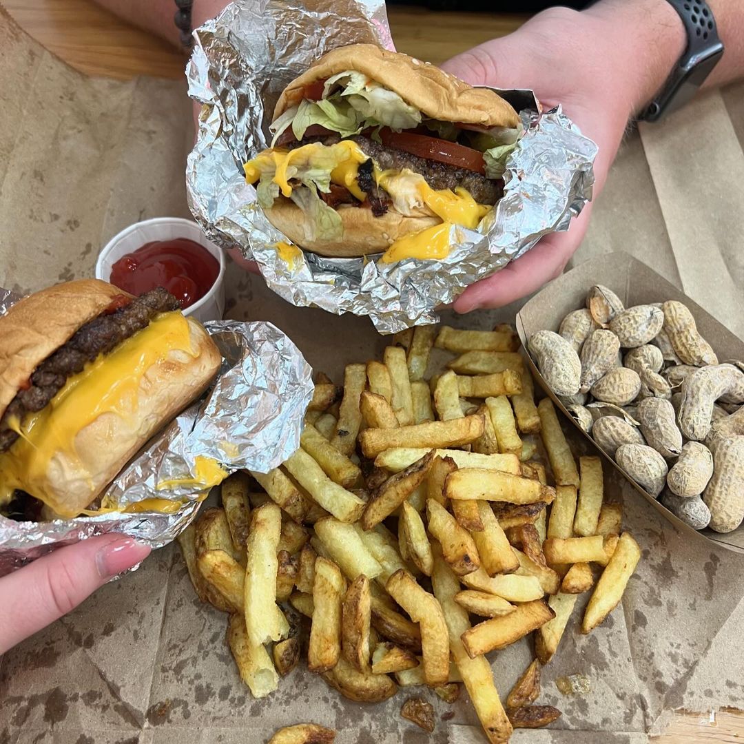 Avis aux amateurs de burgers : Five Guys arrive à Bordeaux