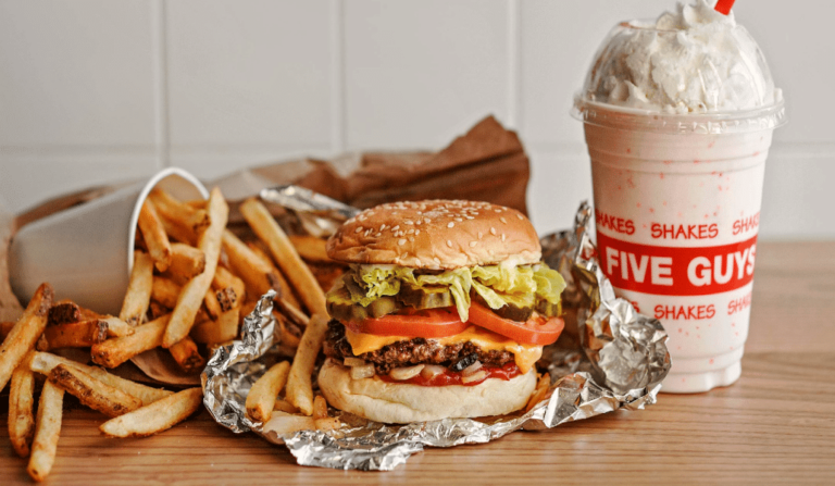 Avis aux amateurs de burgers : Five Guys arrive à Bordeaux
