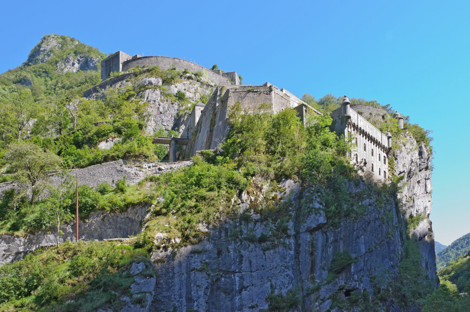 Nouvelle Aquitaine : le Fort du Portalet, sentinelle vertigineuse de la ...
